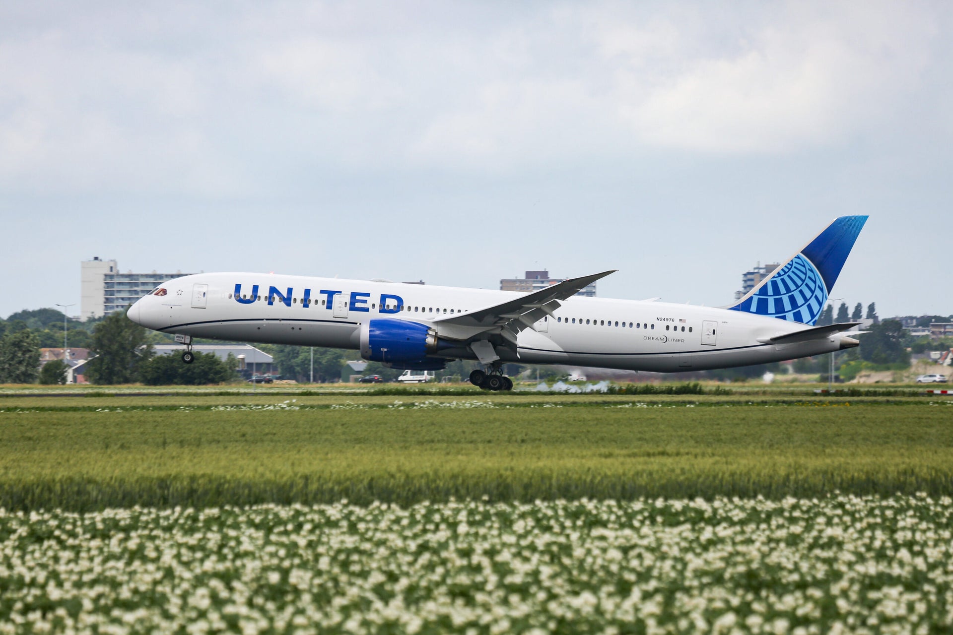 United Airlines orders up to 200 Boeing 787s, setting stage for ...