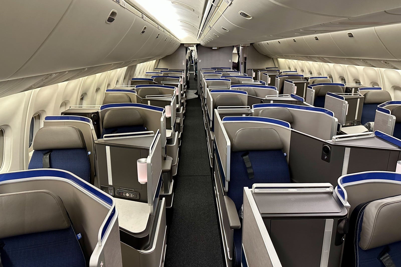 Flying Uniteds Retrofitted Boeing 767 400 With Real Polaris Business Class The Points Guy