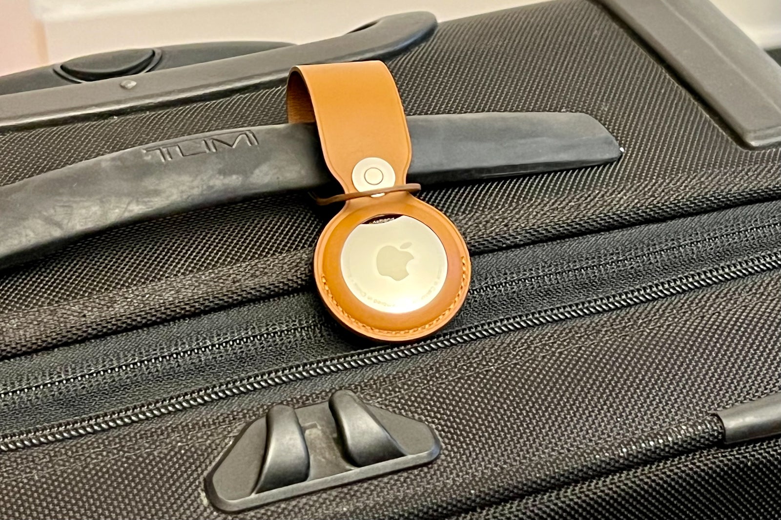 Apple debuts a cool new way to help airlines find your missing bag ...