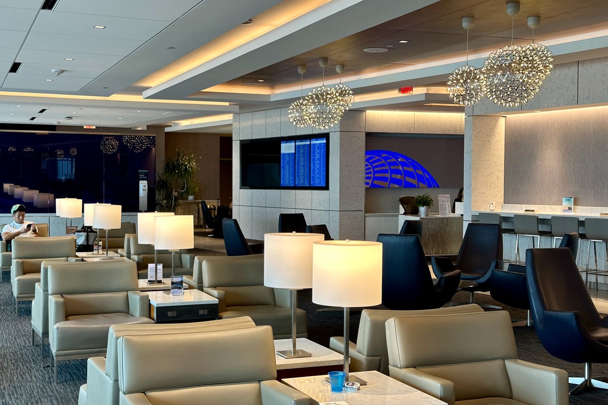 United to open its second grab-and-go Club Fly and largest-ever lounge ...