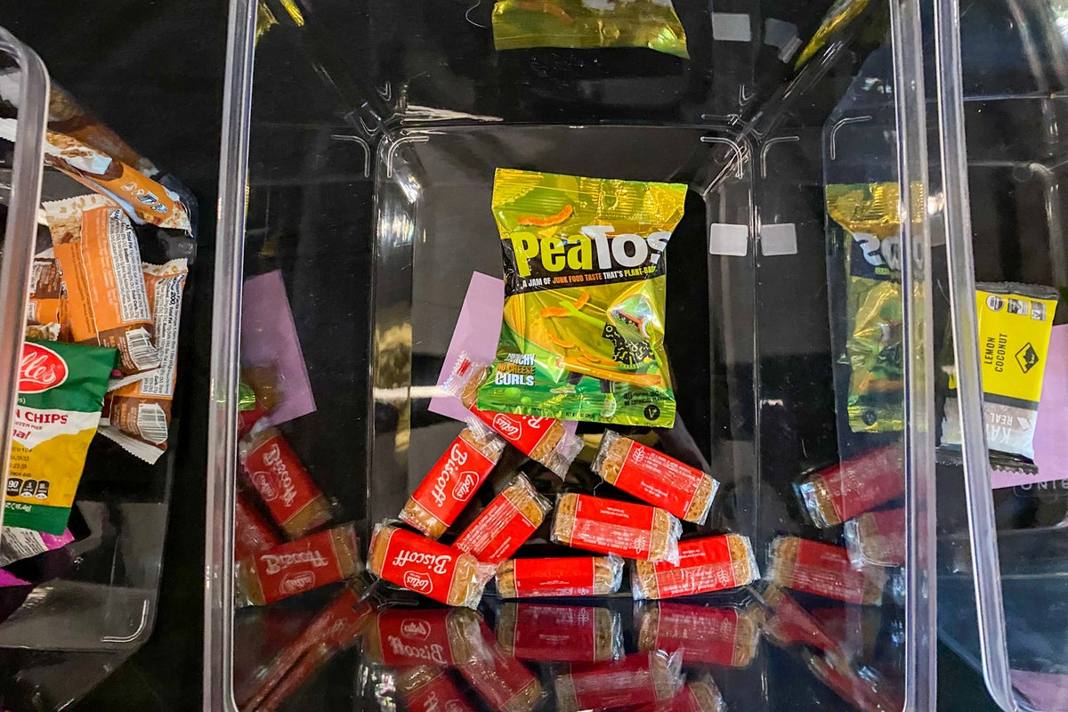 Inflight 'snackdown': The best free airline snack in the sky - The ...