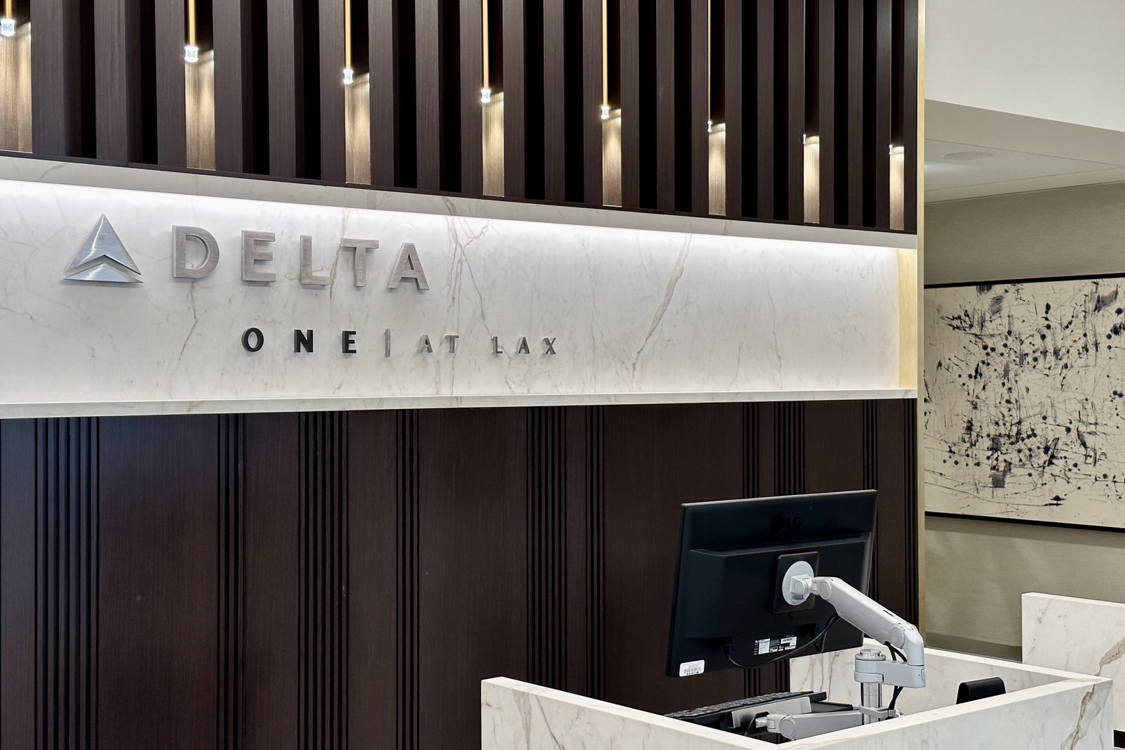 Delta debuts gorgeous premium check-in lounge, Sky Way upgrades in Los ...