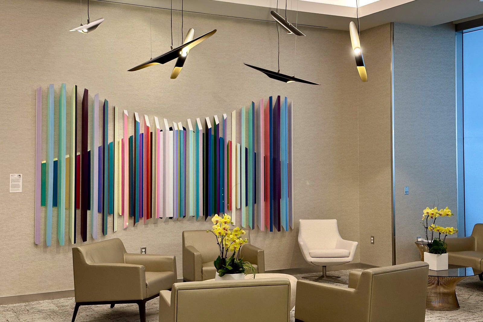 Delta debuts gorgeous premium check-in lounge, Sky Way upgrades in Los ...