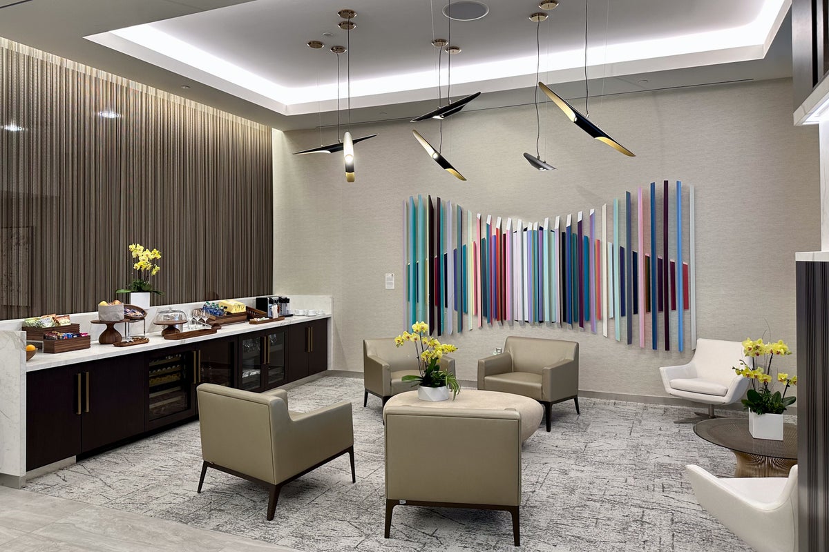 Delta debuts gorgeous premium check-in lounge, Sky Way upgrades in Los ...