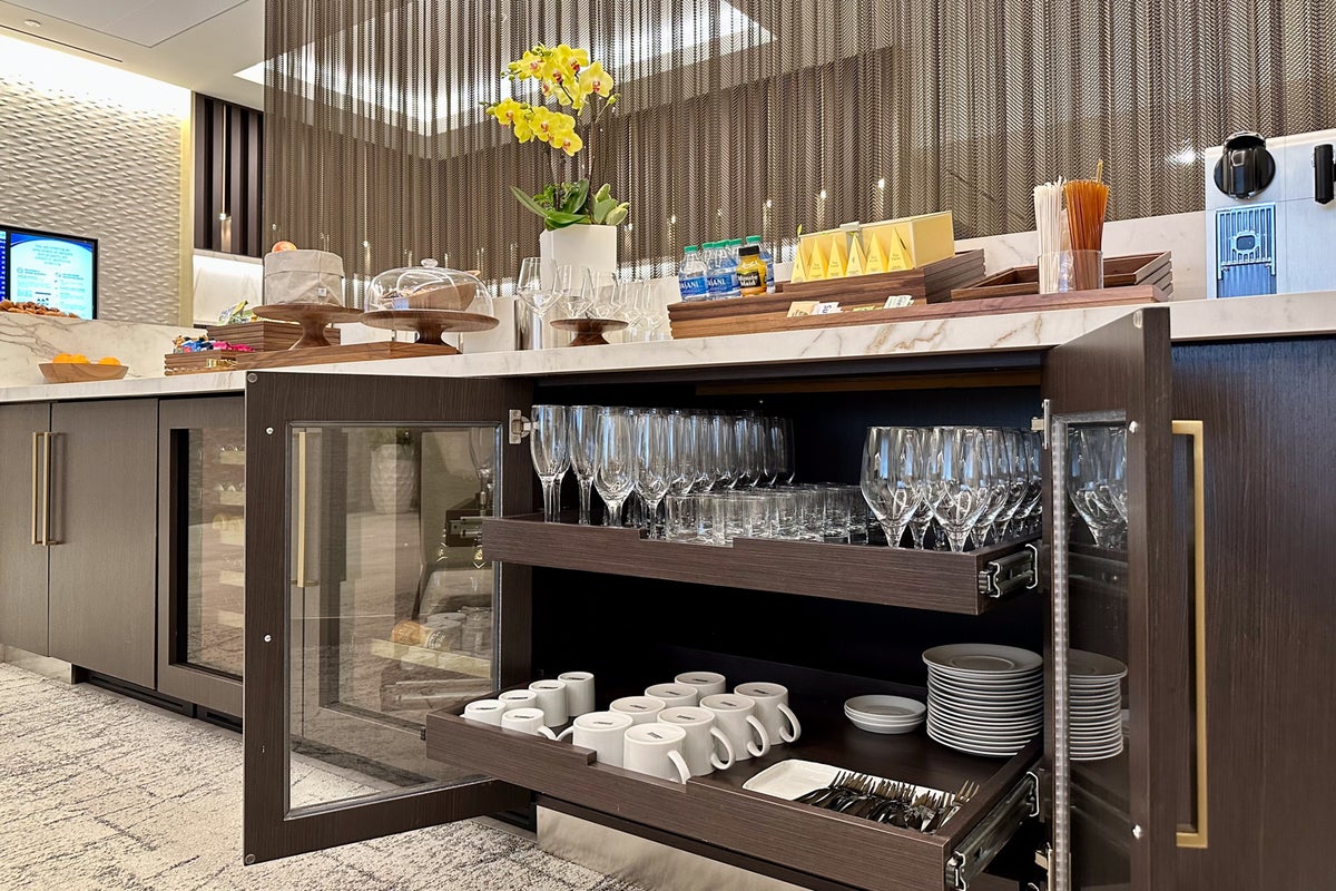 Delta debuts gorgeous premium check-in lounge, Sky Way upgrades in Los ...