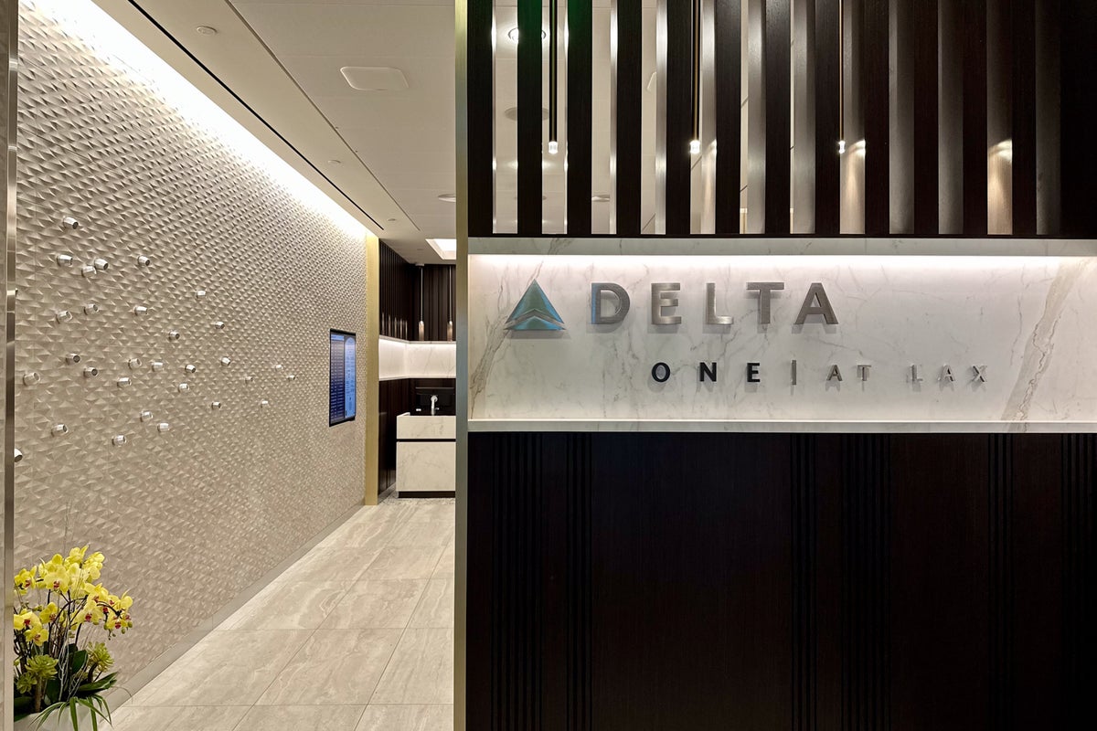 Delta debuts gorgeous premium check-in lounge, Sky Way upgrades in Los ...