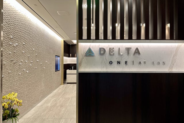 Delta debuts gorgeous premium check-in lounge, Sky Way upgrades in Los ...