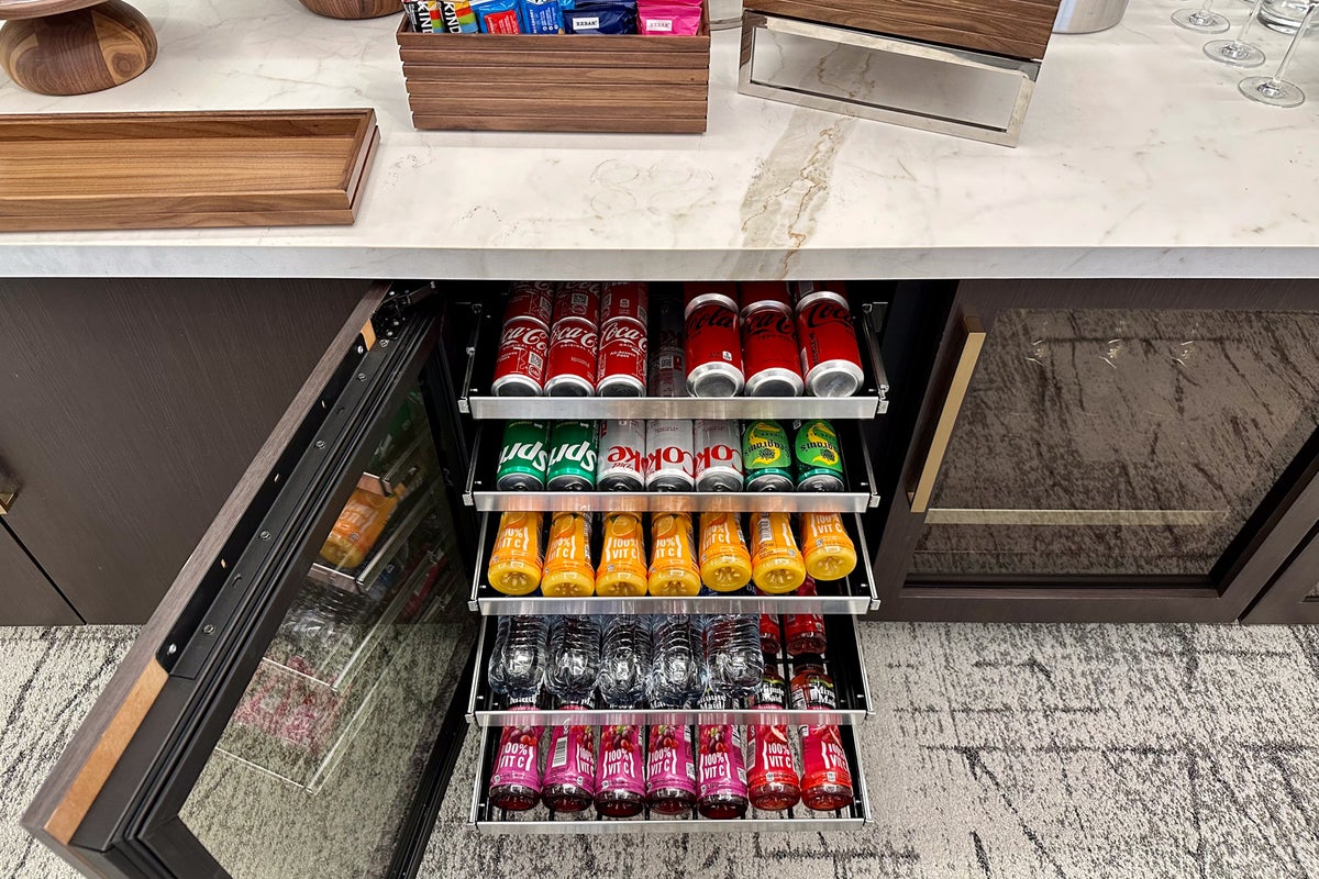 Delta debuts gorgeous premium check-in lounge, Sky Way upgrades in Los ...