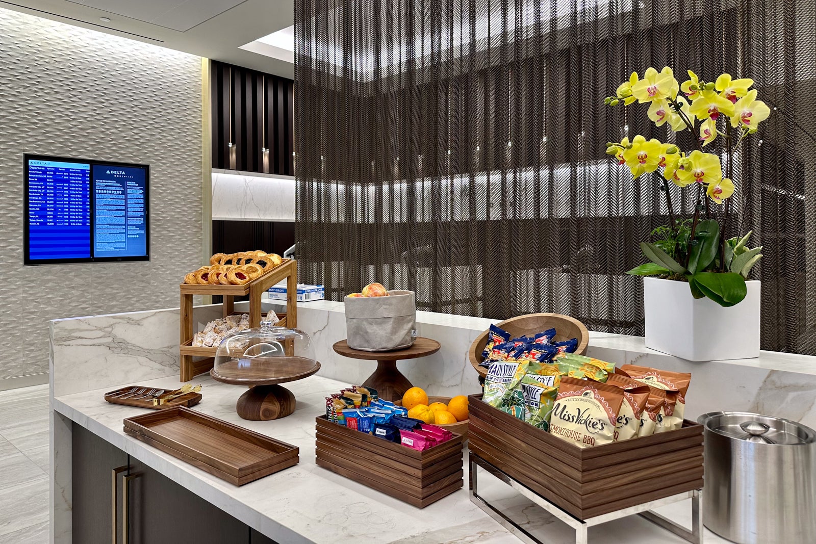 Delta debuts gorgeous premium check-in lounge, Sky Way upgrades in Los ...