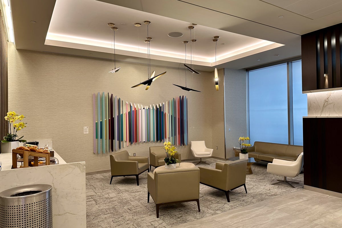 Delta debuts gorgeous premium check-in lounge, Sky Way upgrades in Los ...