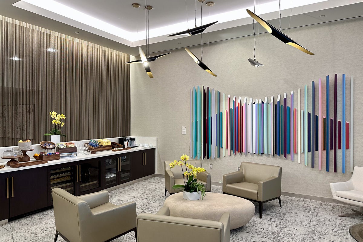 Delta debuts gorgeous premium check-in lounge, Sky Way upgrades in Los ...