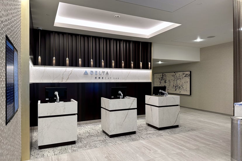 Delta debuts gorgeous premium check-in lounge, Sky Way upgrades in Los ...