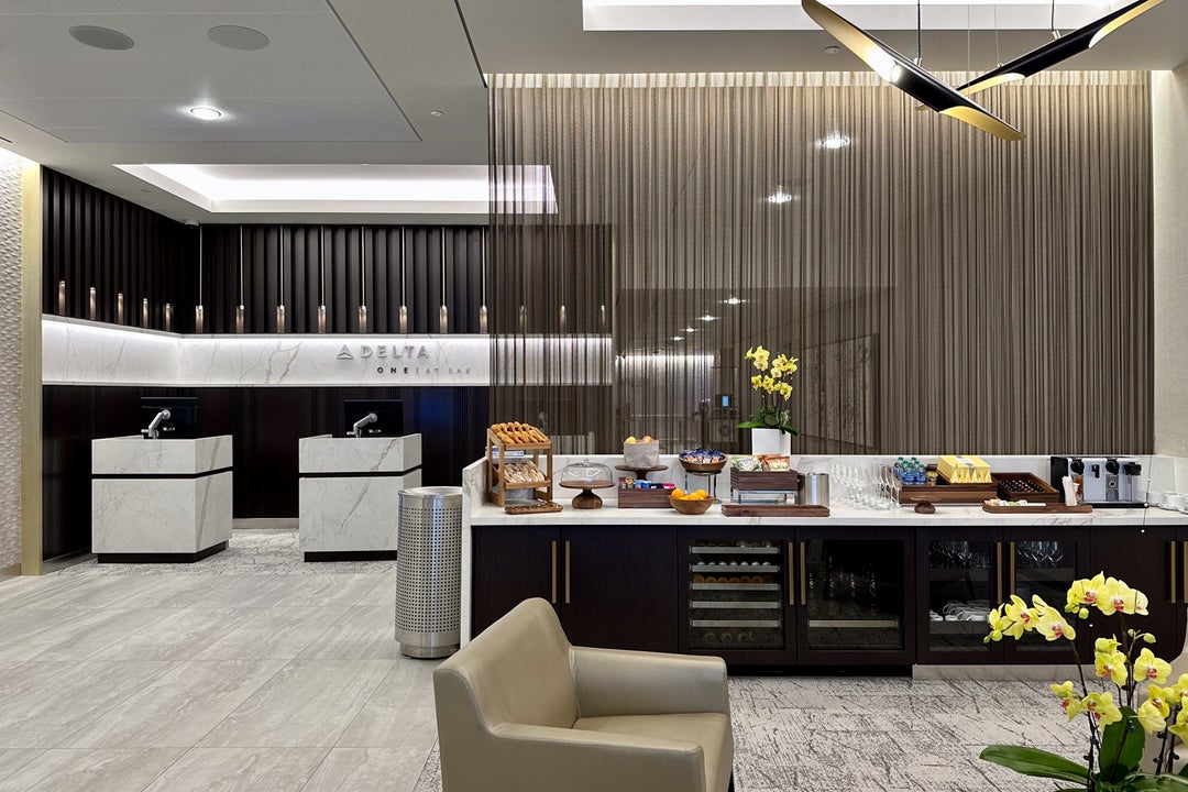 Delta debuts gorgeous premium check-in lounge, Sky Way upgrades in Los ...
