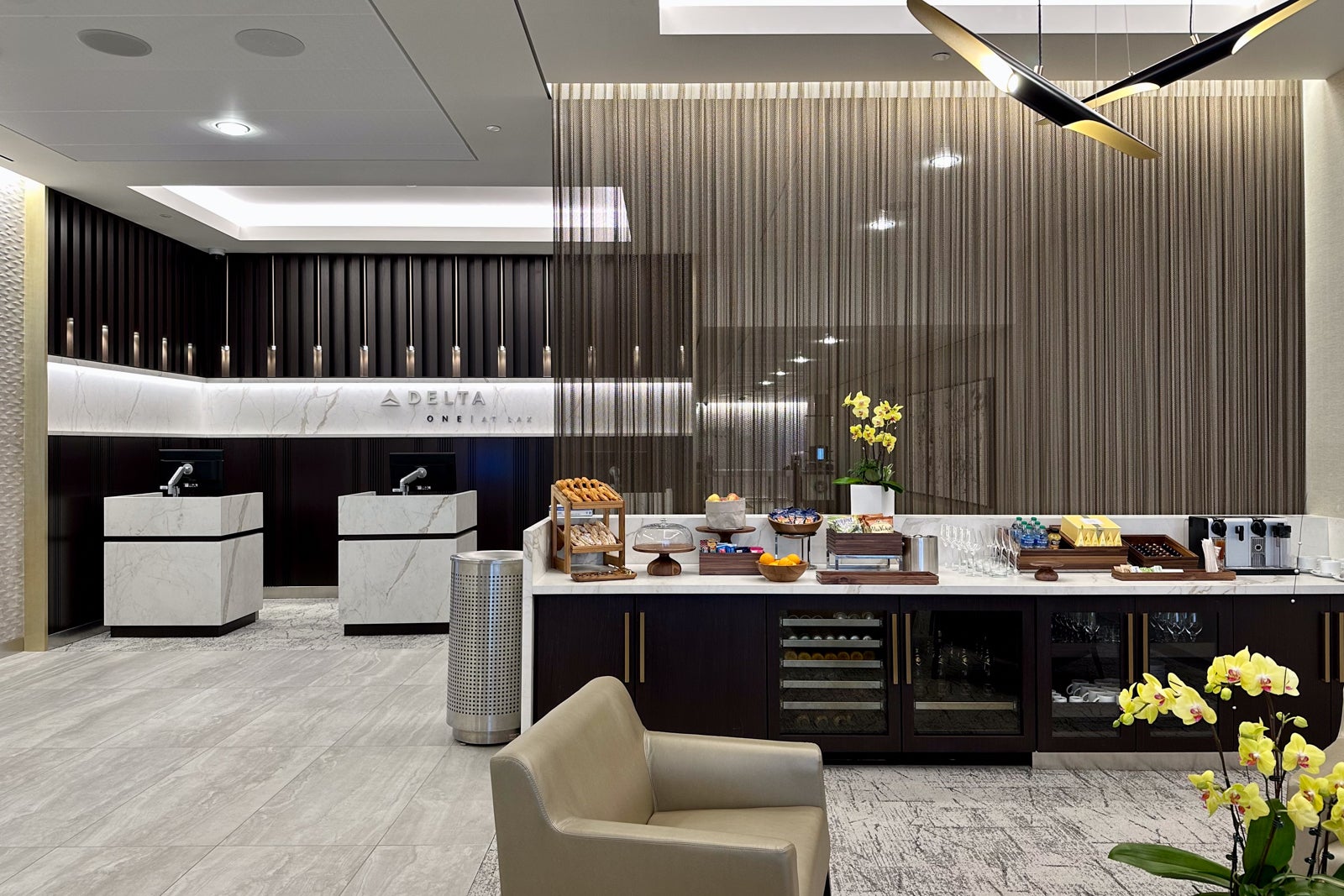 Delta debuts gorgeous premium check-in lounge, Sky Way upgrades in Los ...