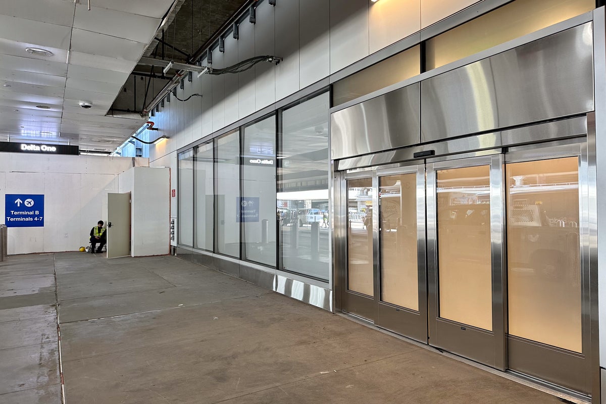 Delta debuts gorgeous premium check-in lounge, Sky Way upgrades in Los ...