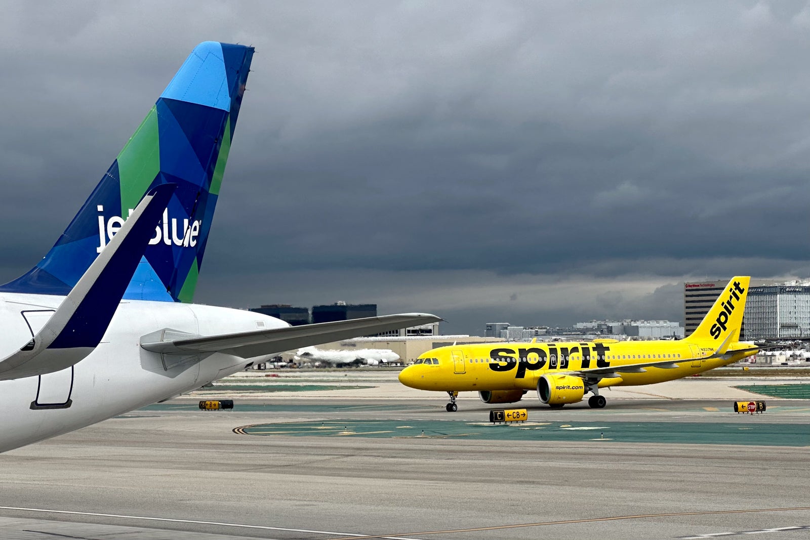 JetBlue offers all of Spirit's LaGuardia slots to get merger completed ...