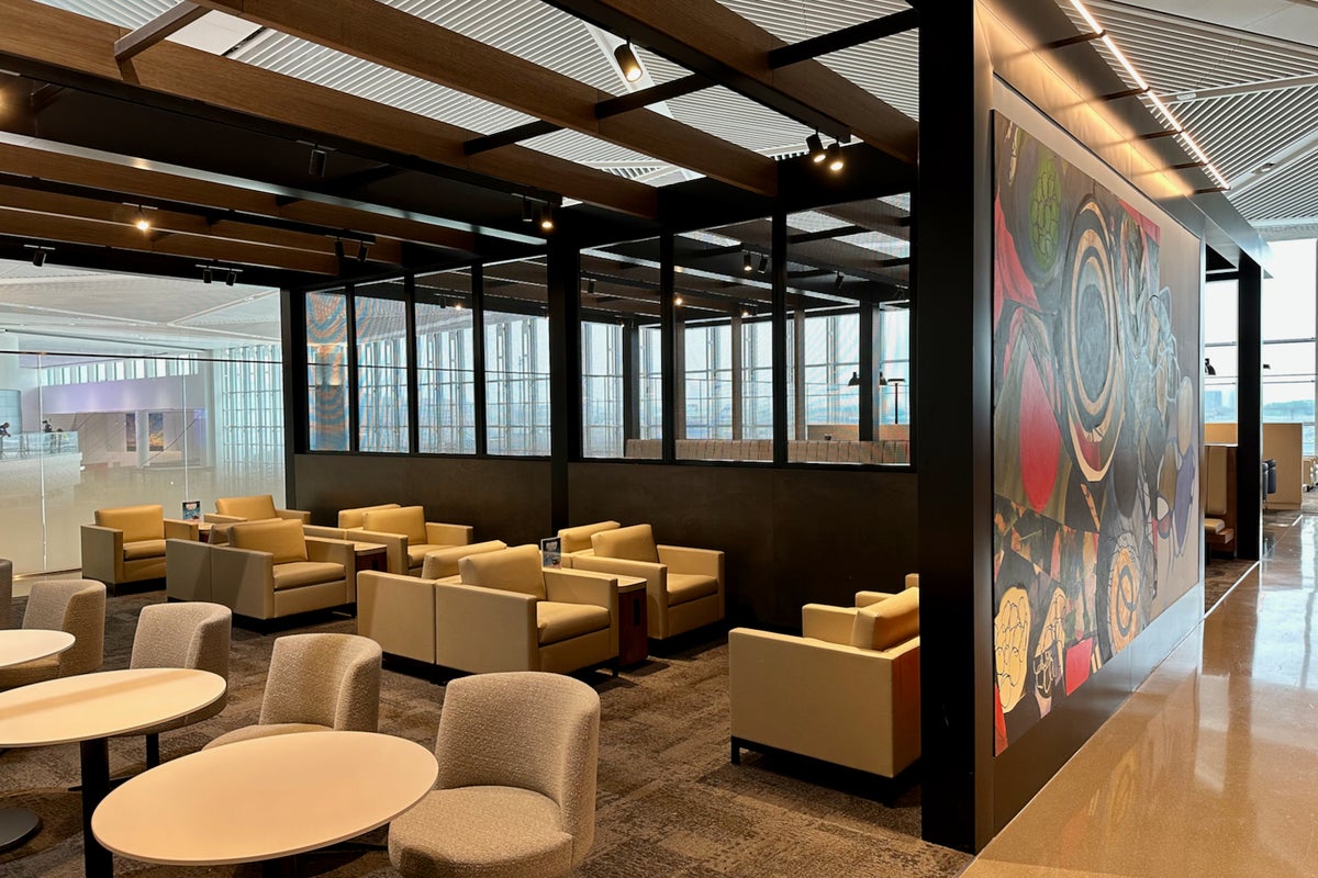United debuts its nicest club yet in Newark’s new Terminal A - The ...