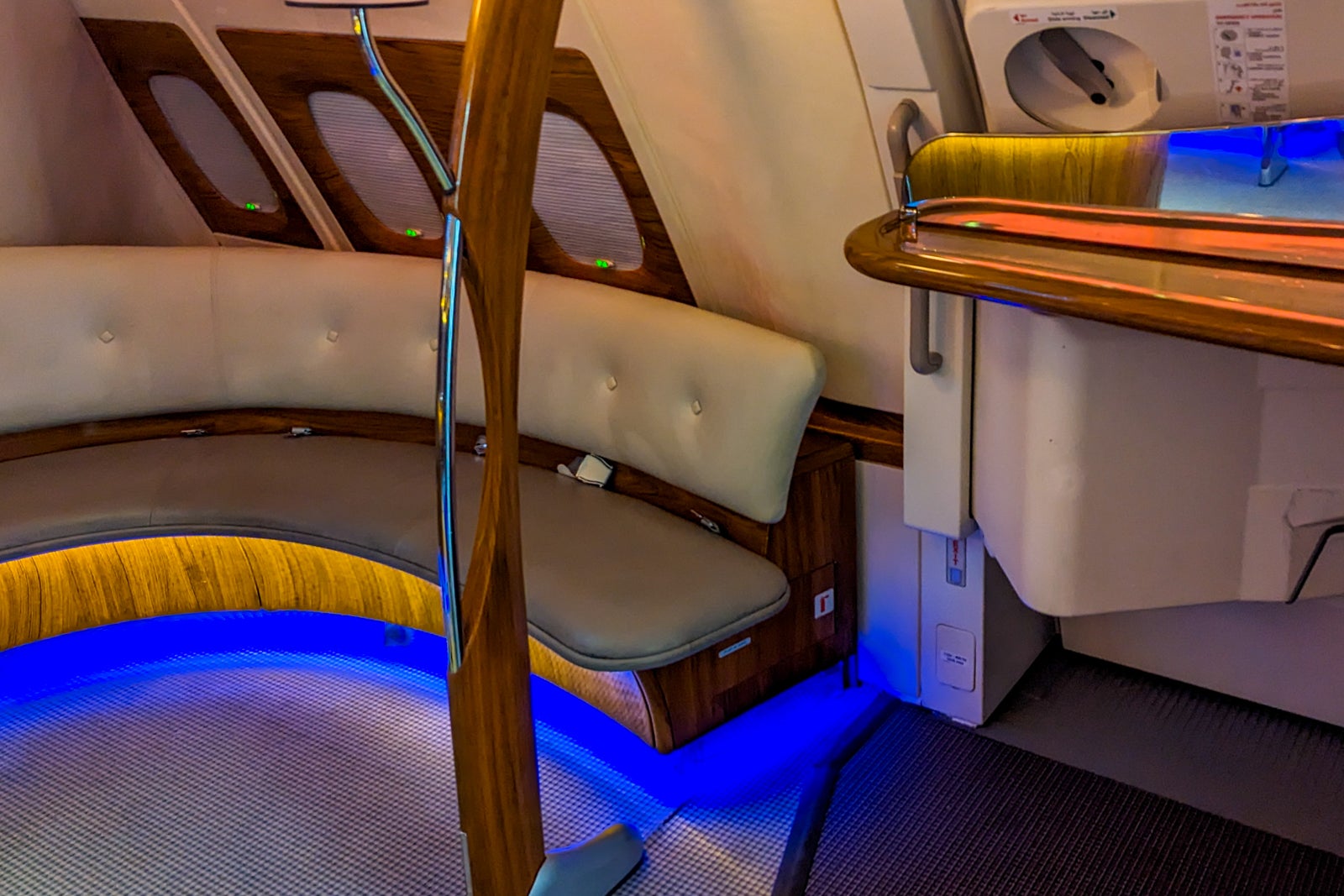 Emirates A380 onboard bar and lounge guide - The Points Guy