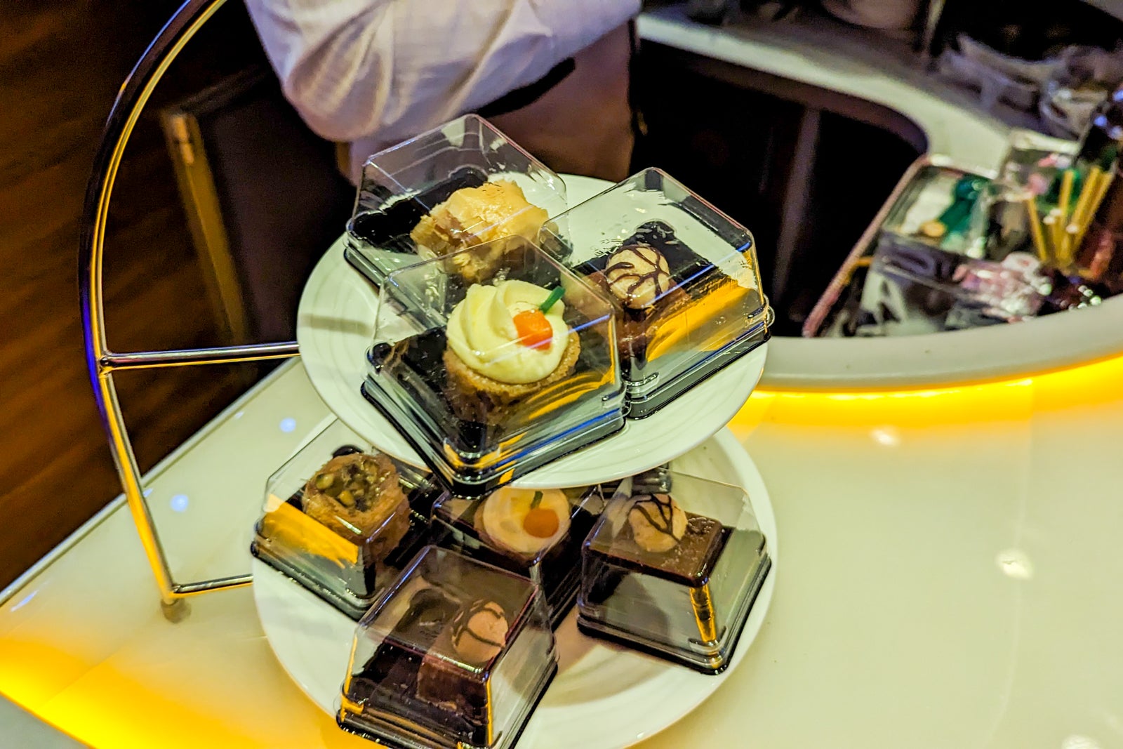 Emirates A380 onboard bar and lounge guide - The Points Guy
