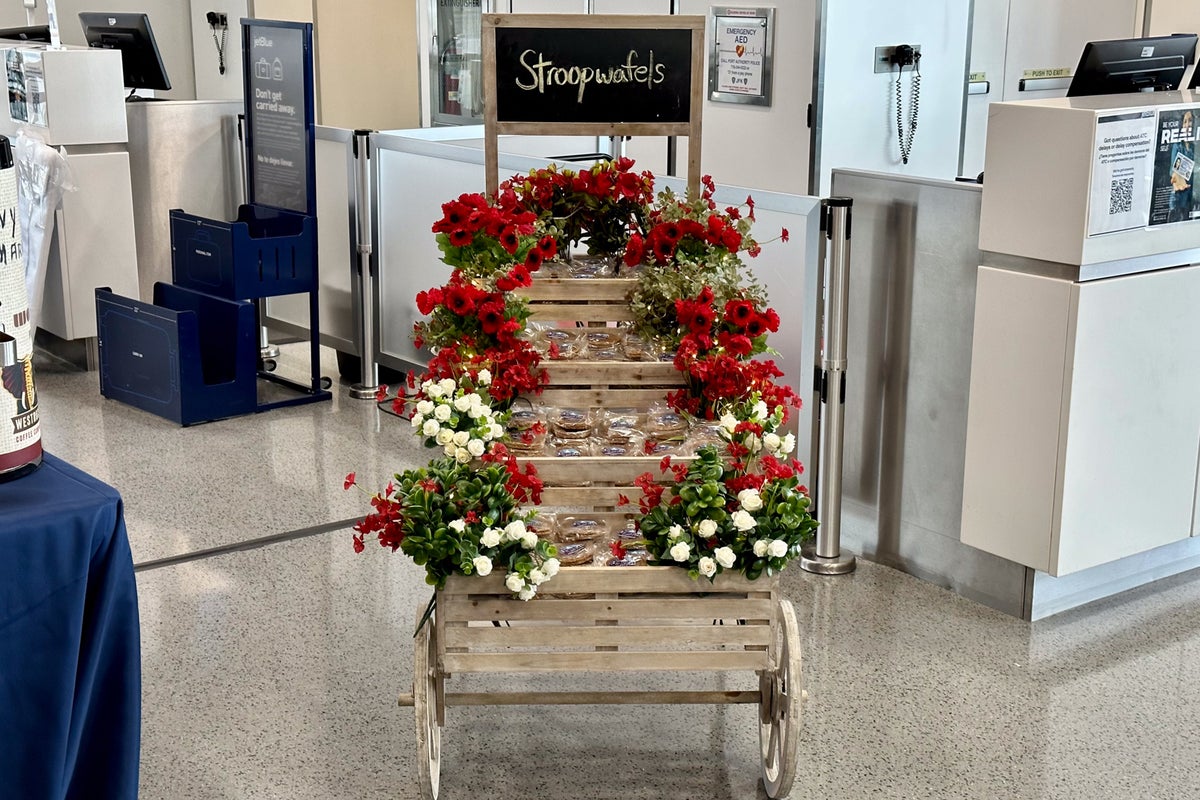 What it was like onboard JetBlue's inaugural flight from New York to ...