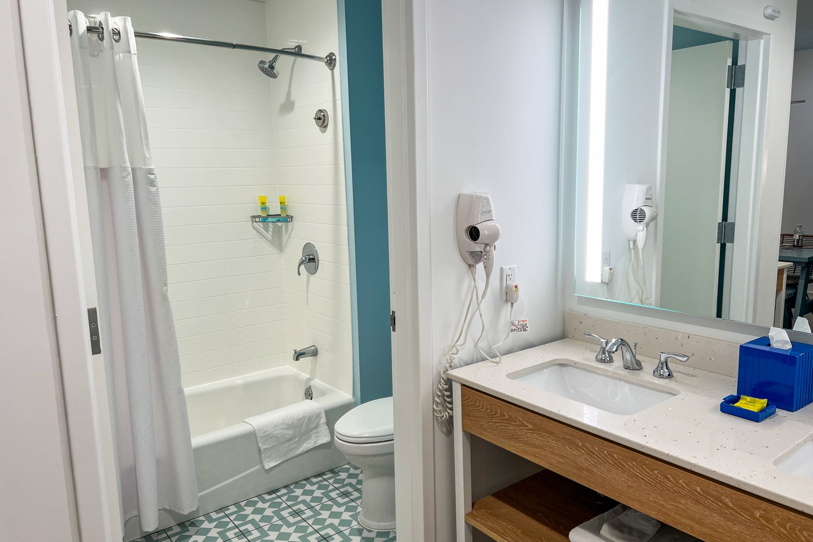 Universal's Endless Summer Resort — Dockside Inn and Suites: What it's ...