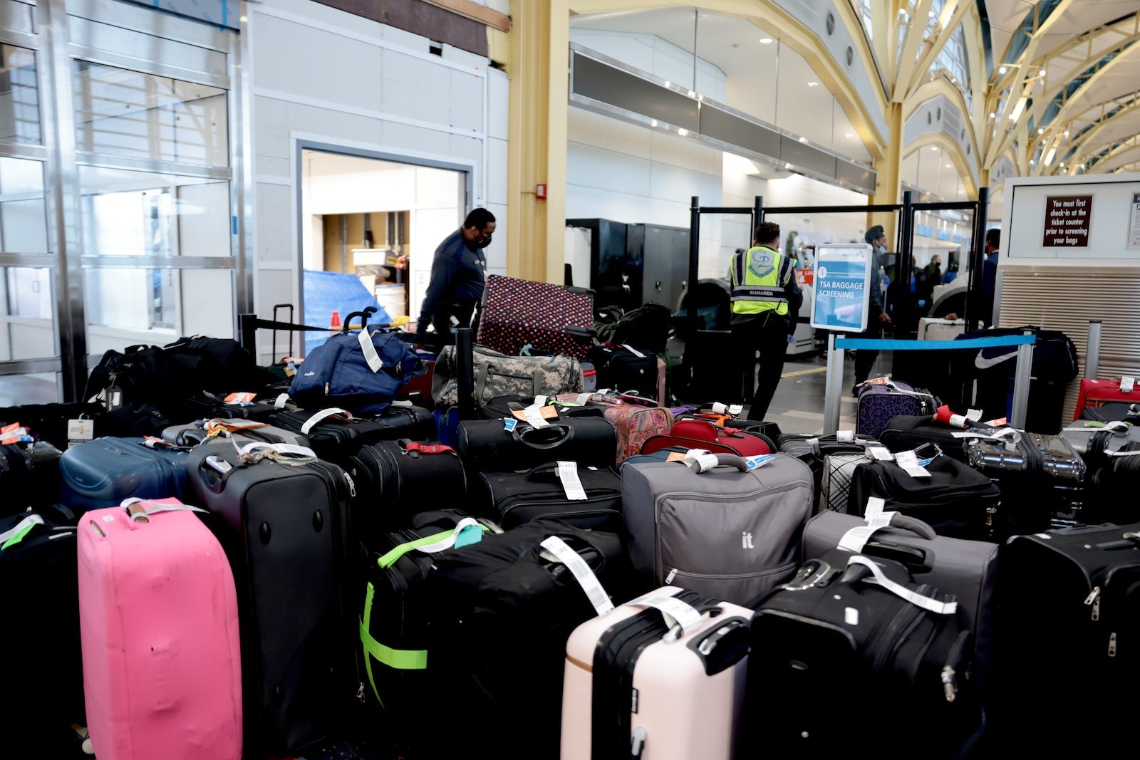 Which airlines offer luggage tracking services? - The Points Guy