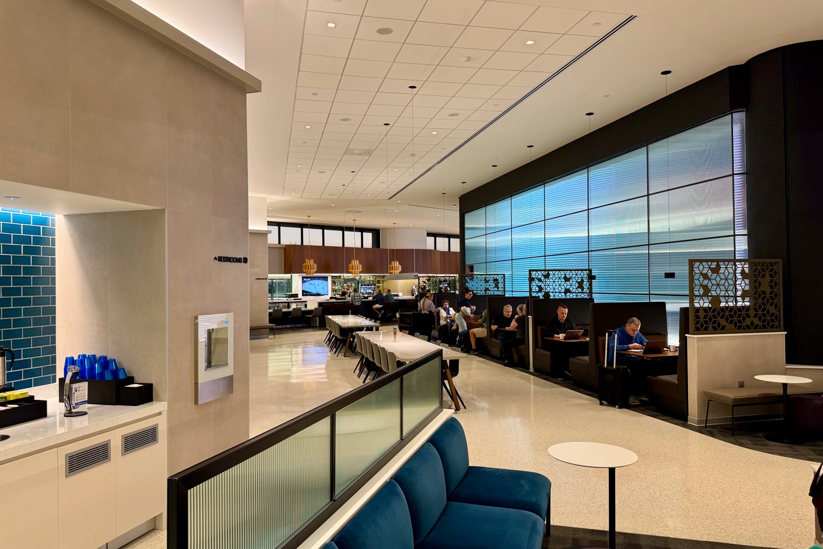 Inside United's new club at Newark, a massive upgrade to an aging ...