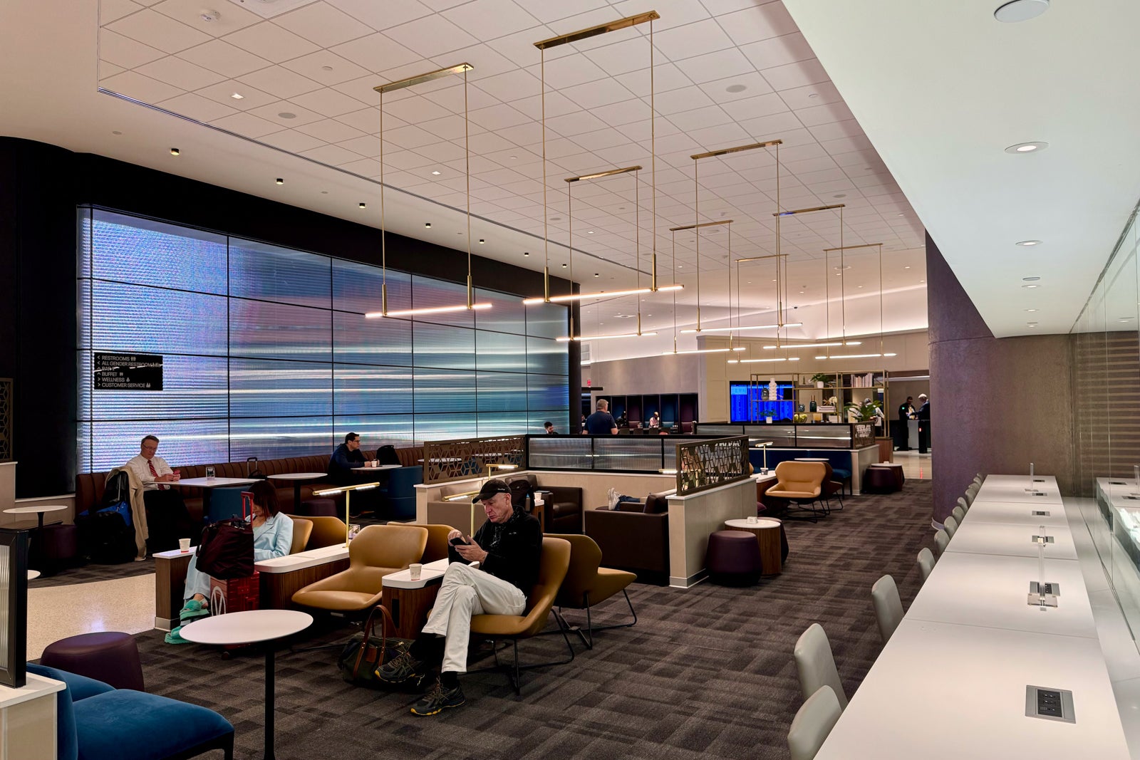 Inside United's new club at Newark, a massive upgrade to an aging ...