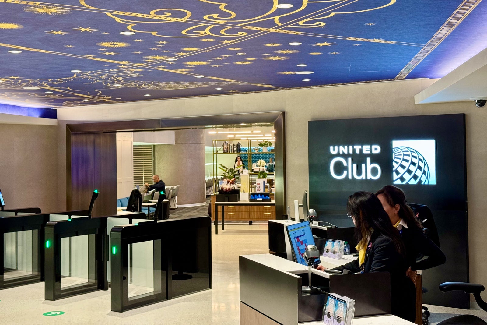 Inside United's new club at Newark, a massive upgrade to an aging ...