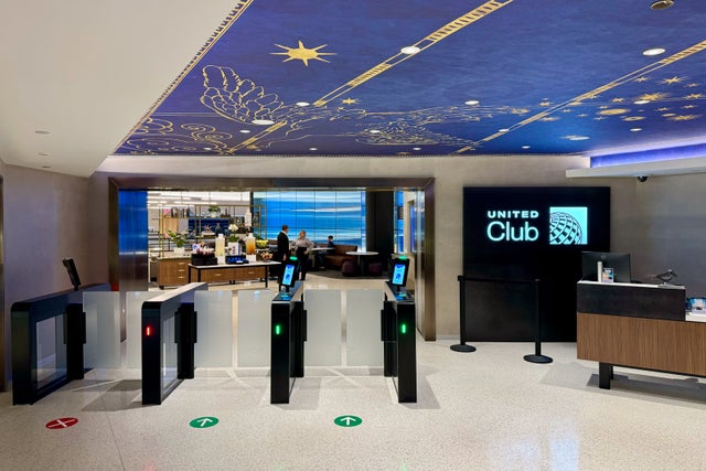 Inside United's new club at Newark, a massive upgrade to an aging ...
