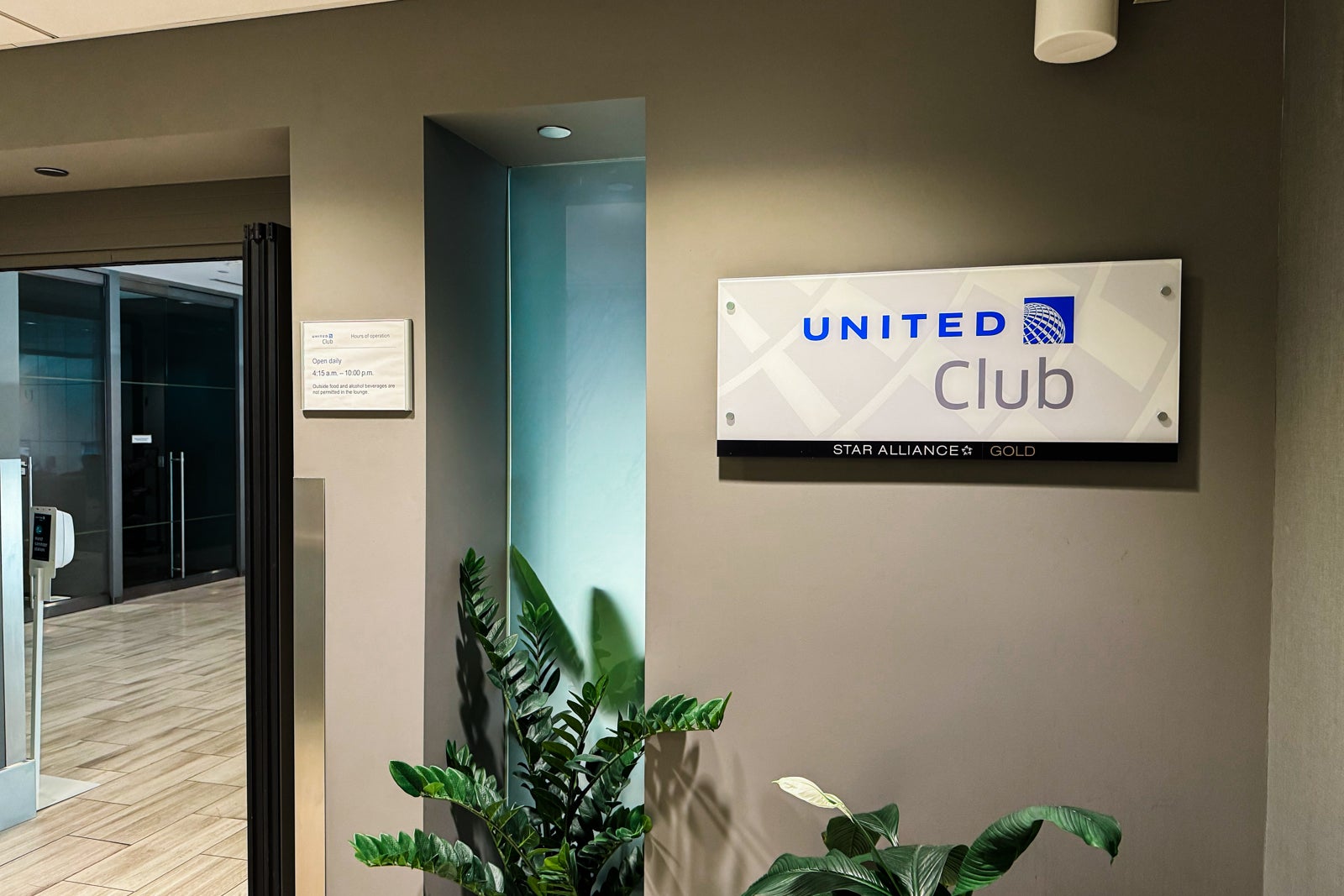 United Airlines domestic first class review - The Points Guy