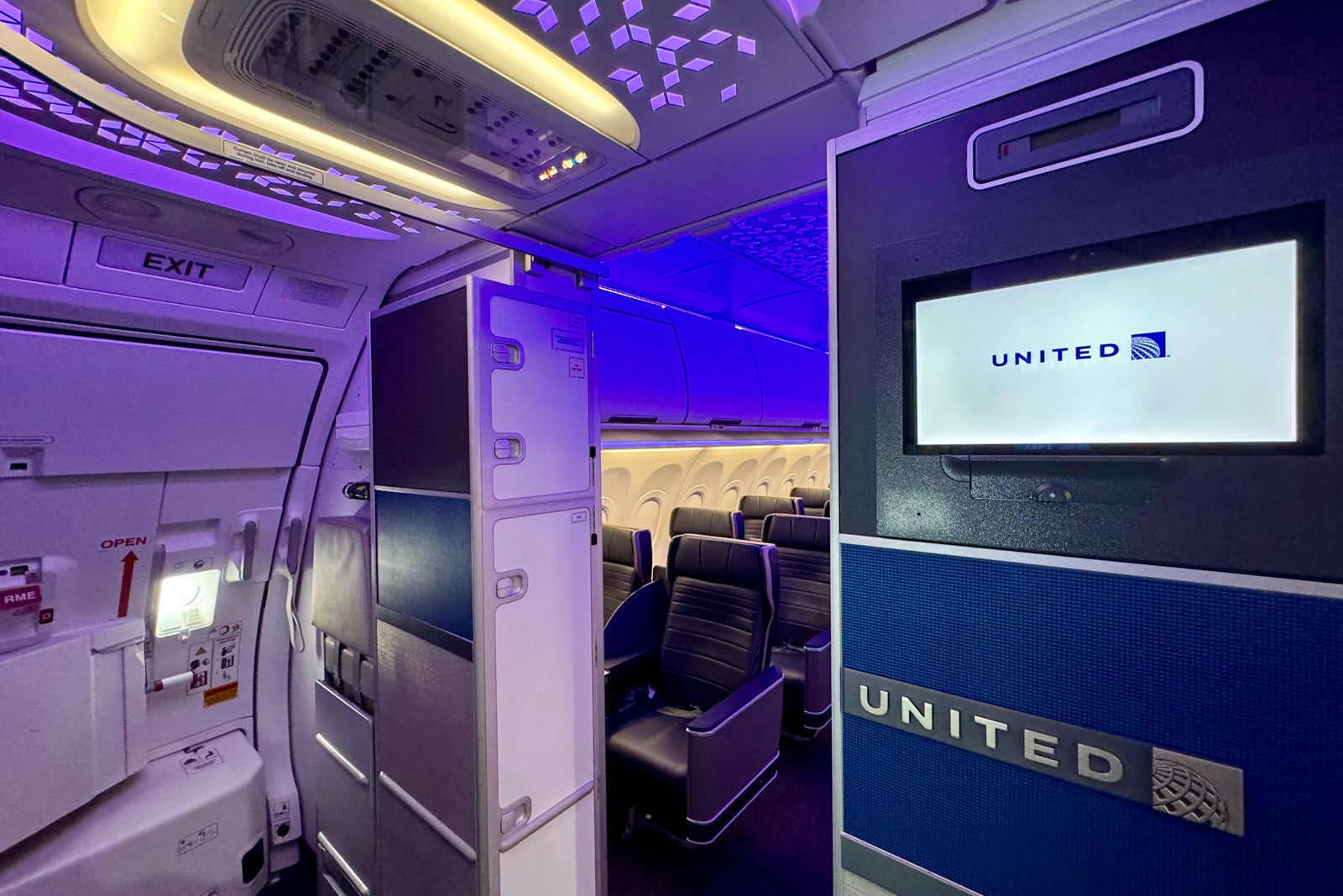 Flying United's new first-class recliners on the snazzy Airbus A321neo ...