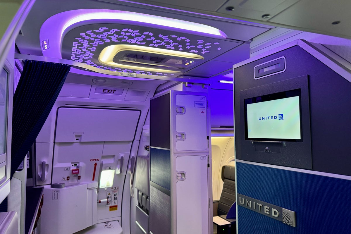 Flying United's new first-class recliners on the snazzy Airbus A321neo ...