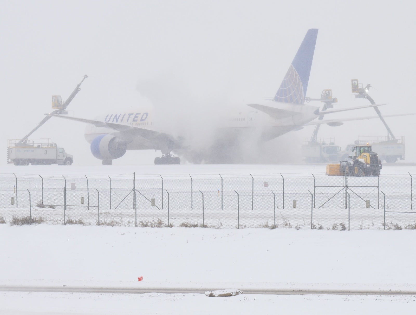 Flight delays, cancellations soar into the thousands as snow hits East ...