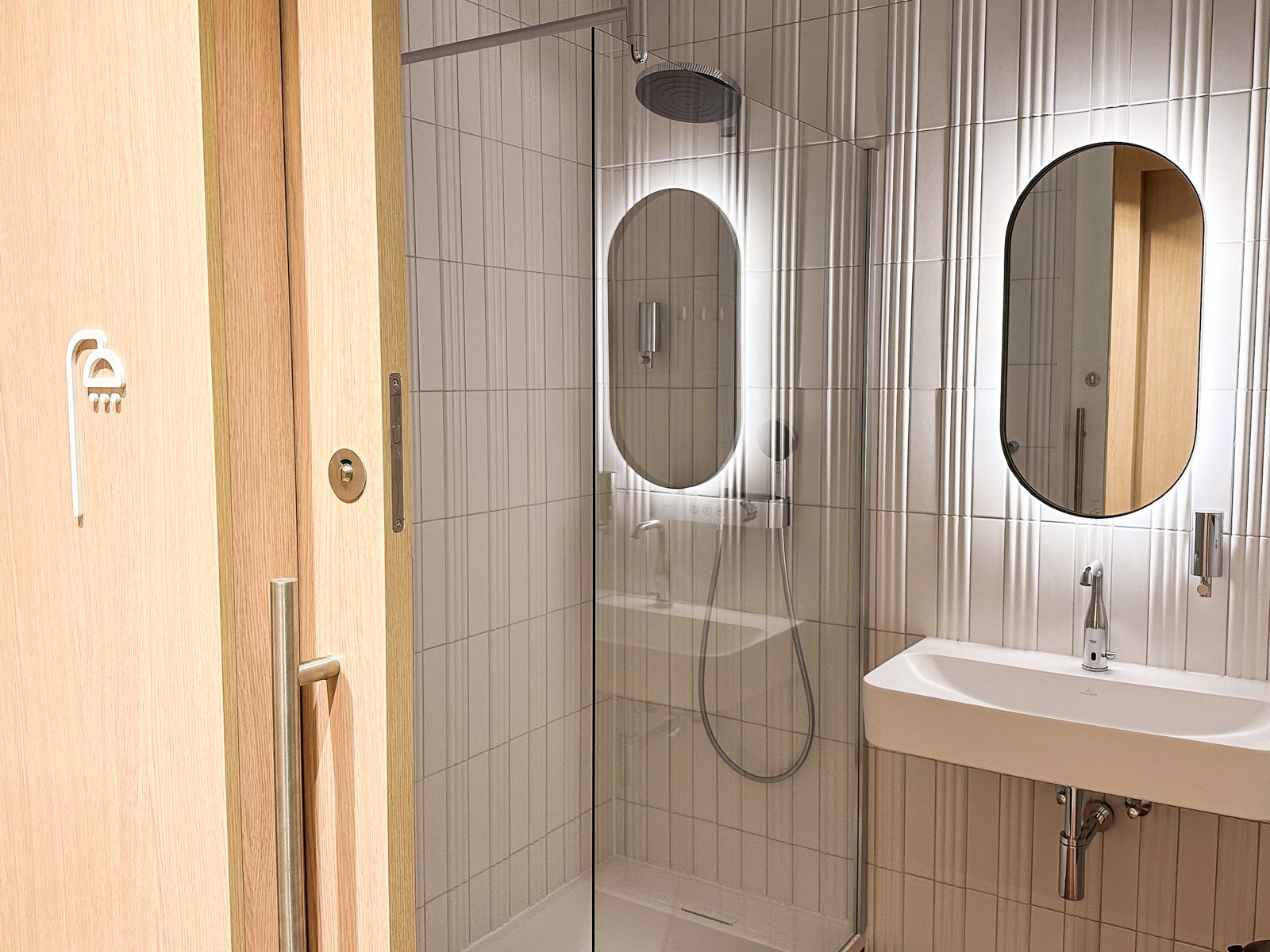 Inside Europe's first Oneworld alliance-branded lounge in Amsterdam Airport Schiphol - The ...