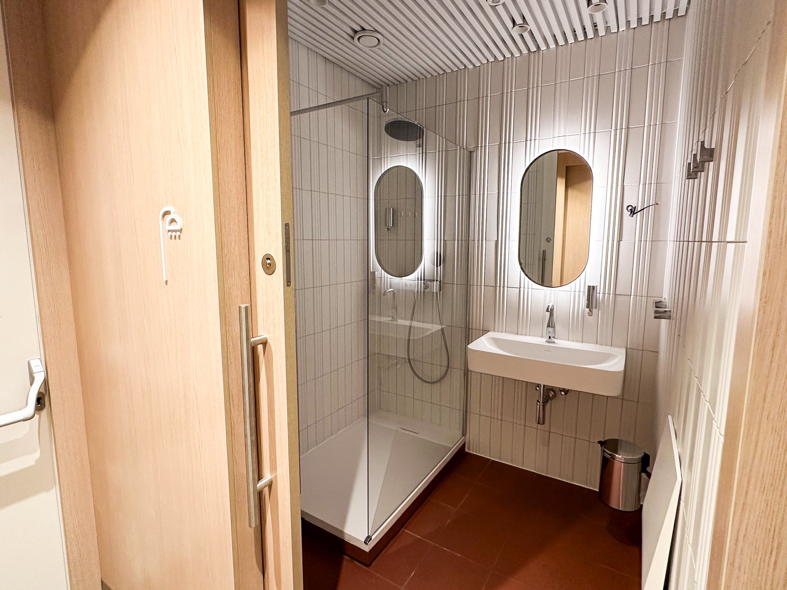 Inside Europe's first Oneworld alliance-branded lounge in Amsterdam Airport Schiphol - The ...