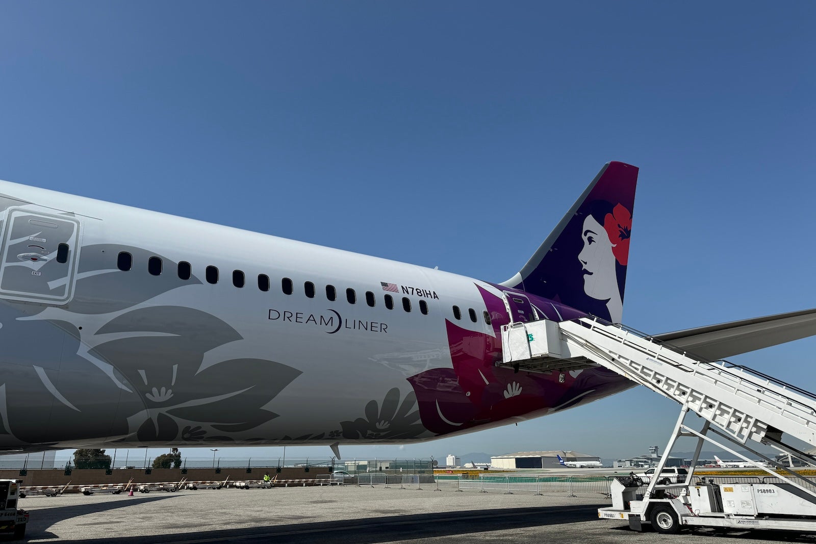 Hawaiian Airlines Dreamliner sneak peek: New business-class and economy ...