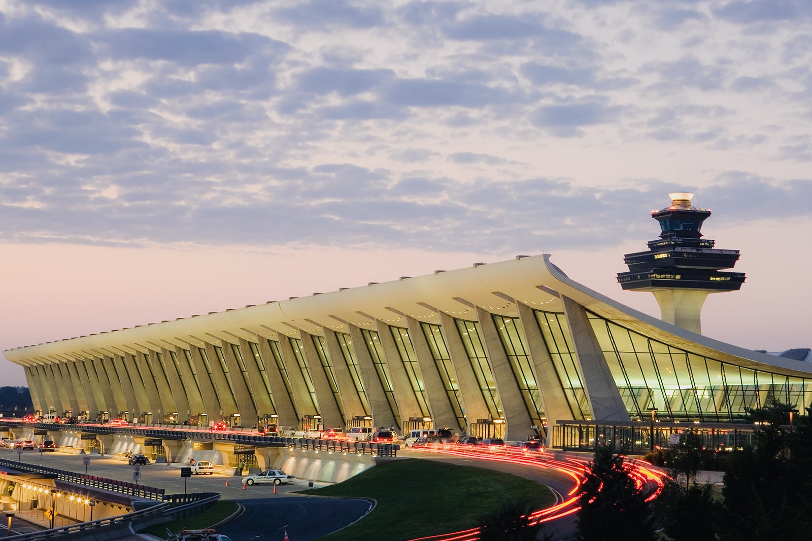 First look: Etihad quietly reopens revamped Dulles lounge ...