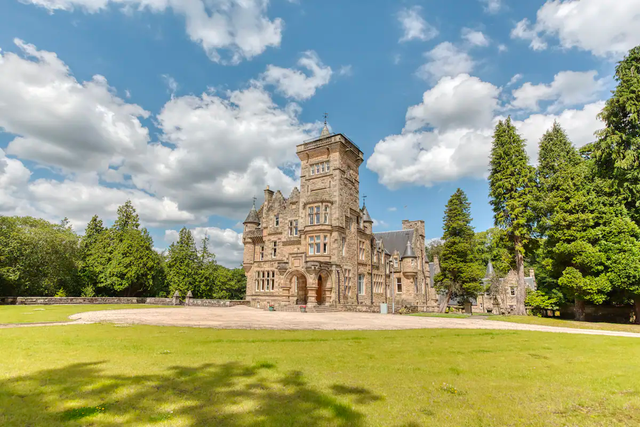 'The Traitors' Kate Chastain on visiting Scotland — and castles you can ...
