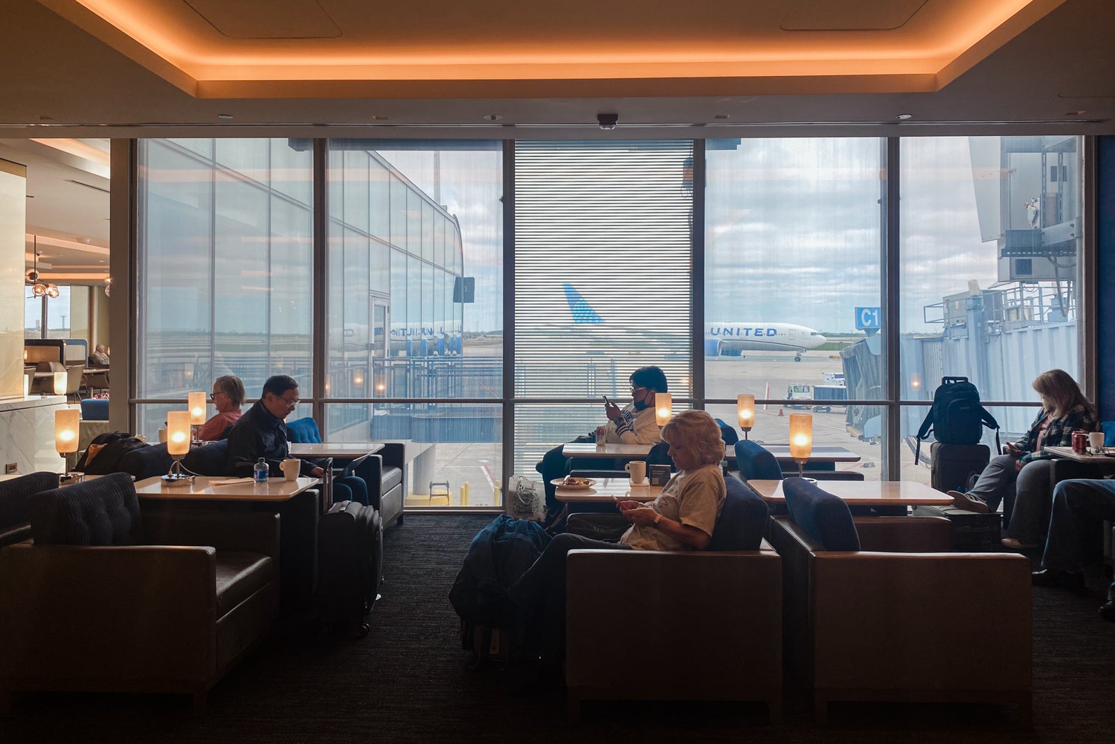 The best lounges at Chicago’s O’Hare — and how to get inside - VoyageAround