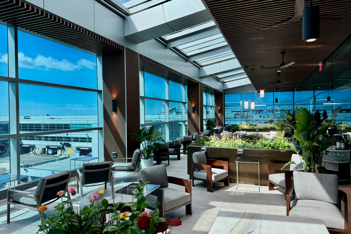 Delta discusses lounge and premium plans, and a presidential election ...