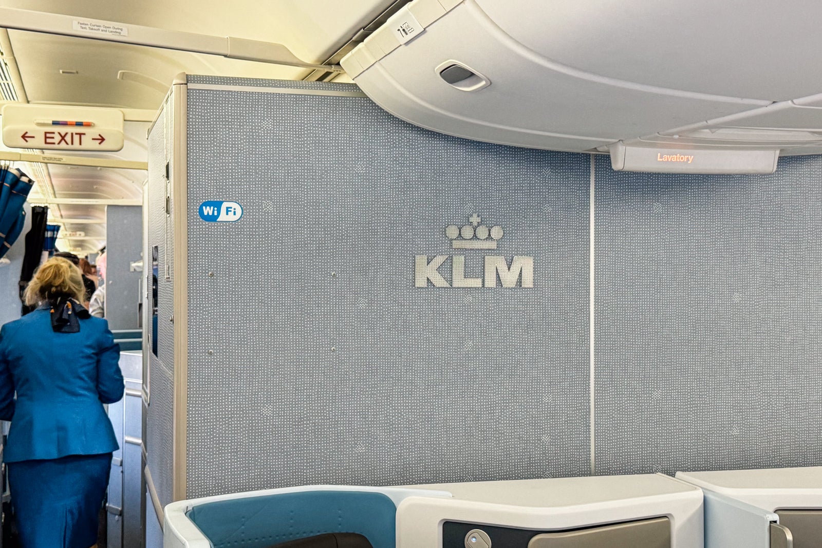KLM's new business class has wireless charging and privacy doors ...