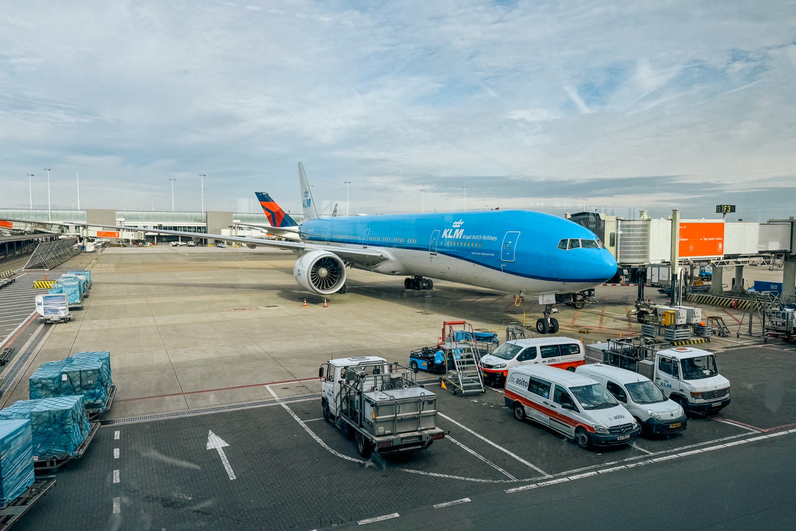 KLM's new business class has wireless charging and privacy doors - The ...