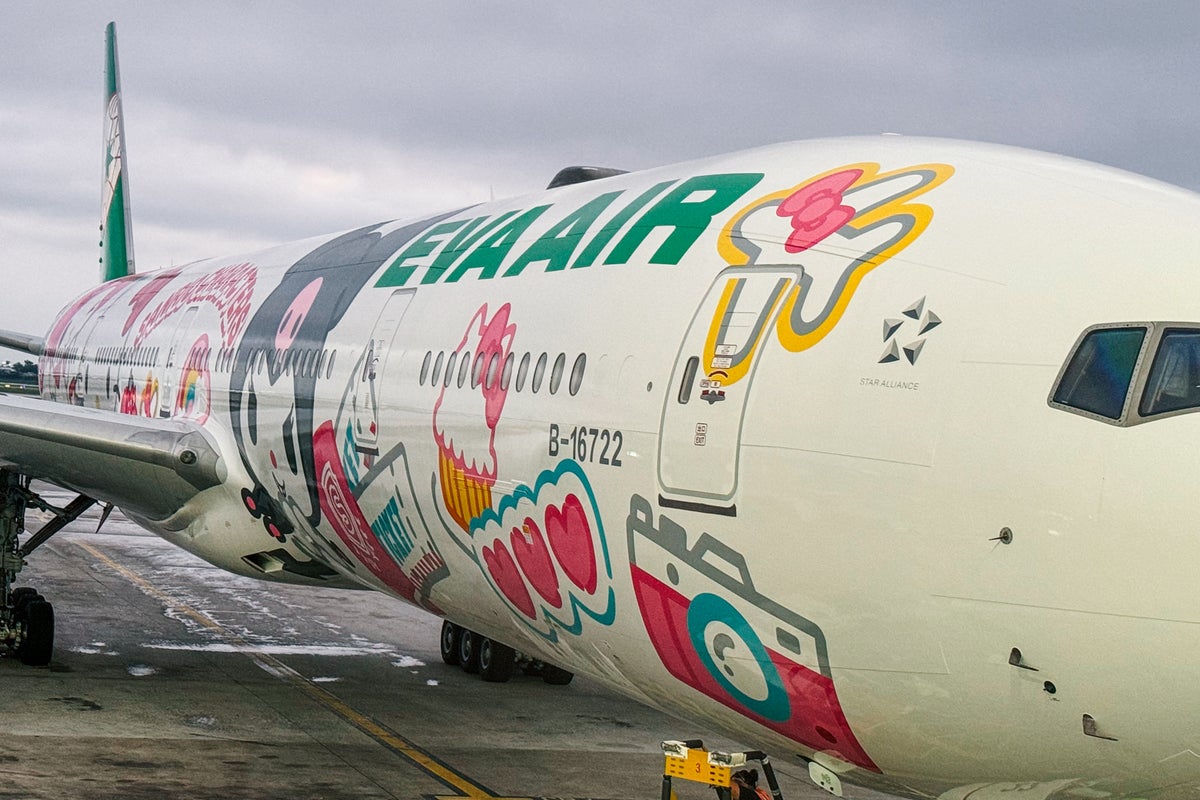 EVA Air debuts newest Hello Kitty plane on Chicago route - The Points Guy