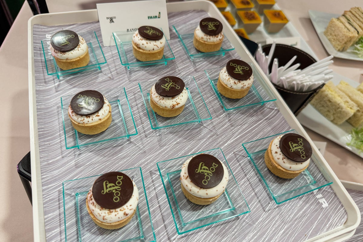 EVA Air debuts newest Hello Kitty plane on Chicago route - The Points Guy