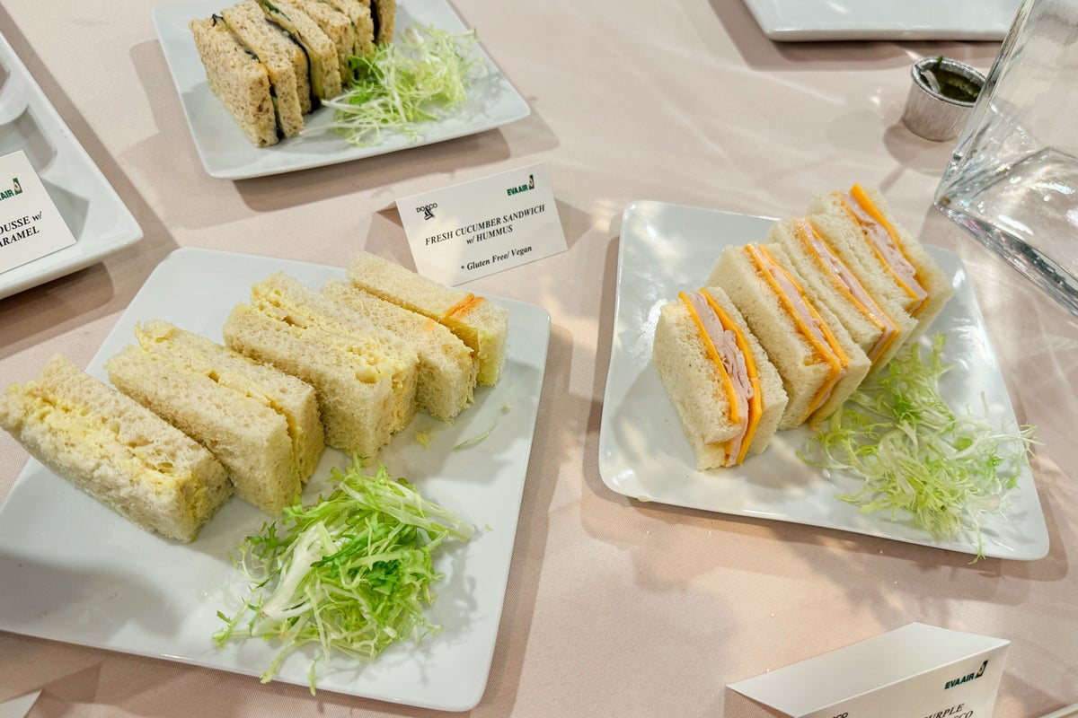 EVA Air debuts newest Hello Kitty plane on Chicago route - The Points Guy