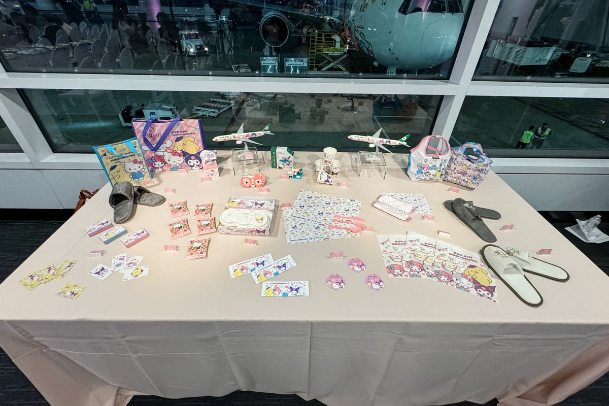 EVA Air debuts newest Hello Kitty plane on Chicago route - The Points Guy