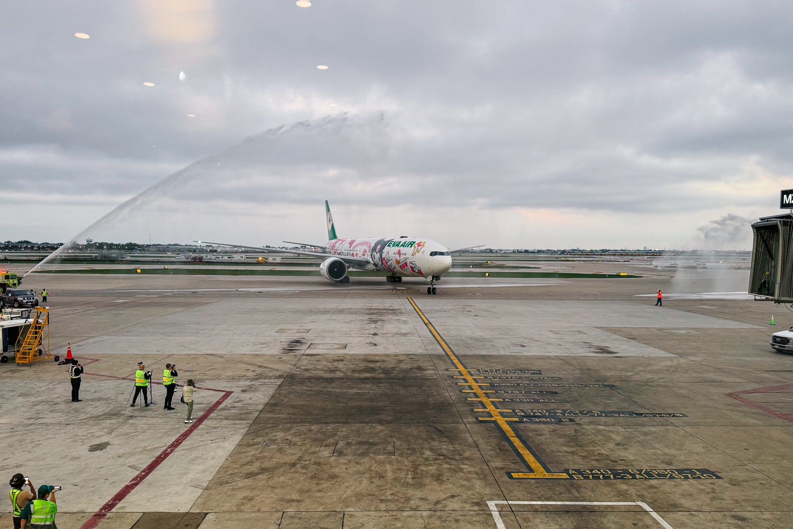 EVA Air debuts newest Hello Kitty plane on Chicago route - The Points Guy