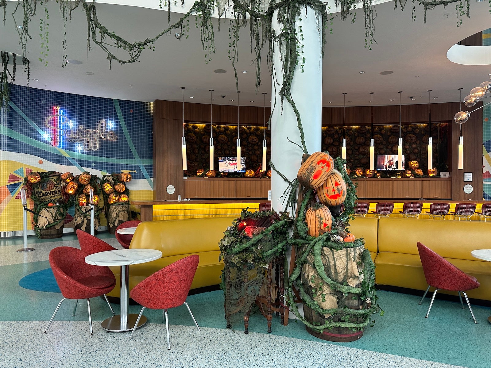 Roller coasters and room service: How hotels made Universal Orlando a ...