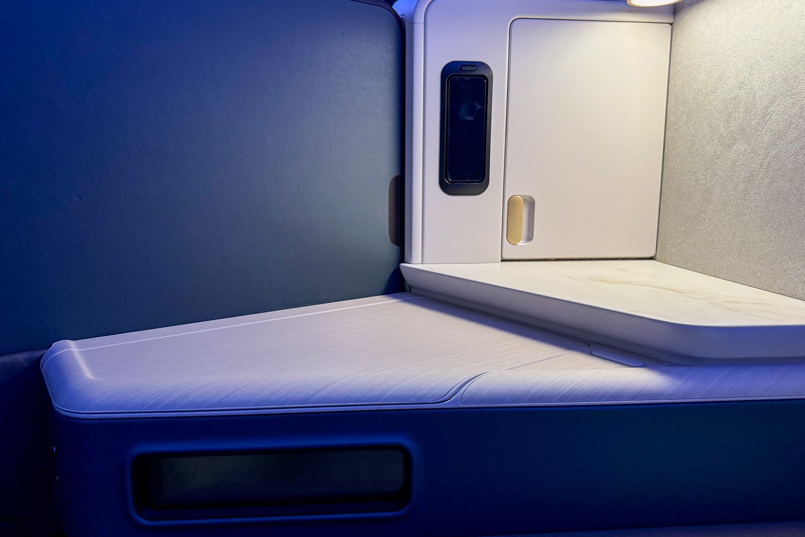 Cathay Pacific unveils swanky new 'Aria Suite' business class - The ...